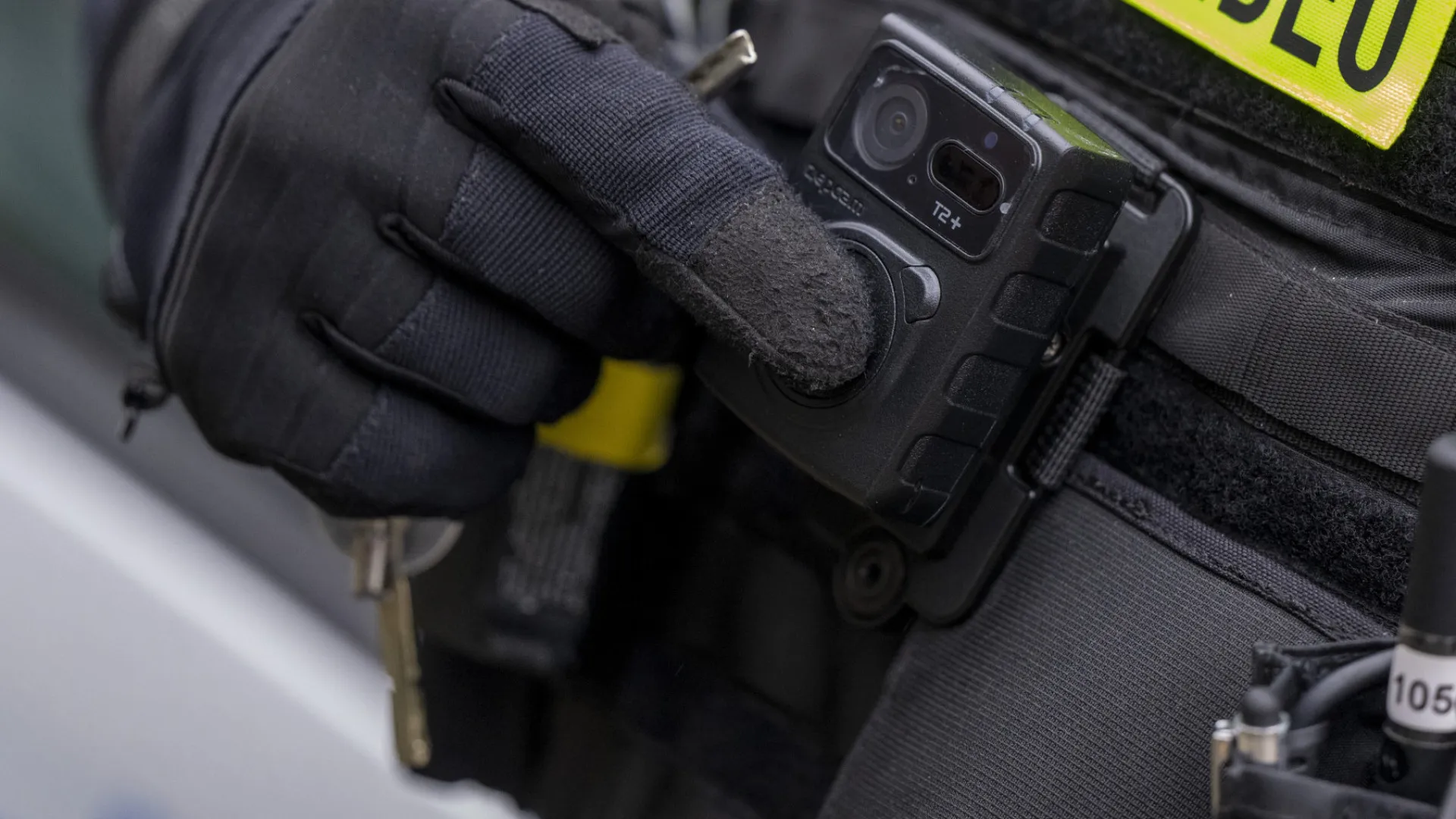 Câmera corporal flagra PMs do Bope furtando casa durante operação no ...